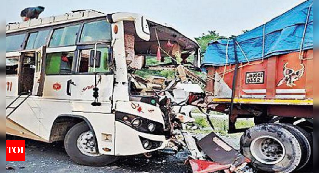 2 die, 12 hurt as JSR-bound bus from Bihar rams truck | Jamshedpur News ...