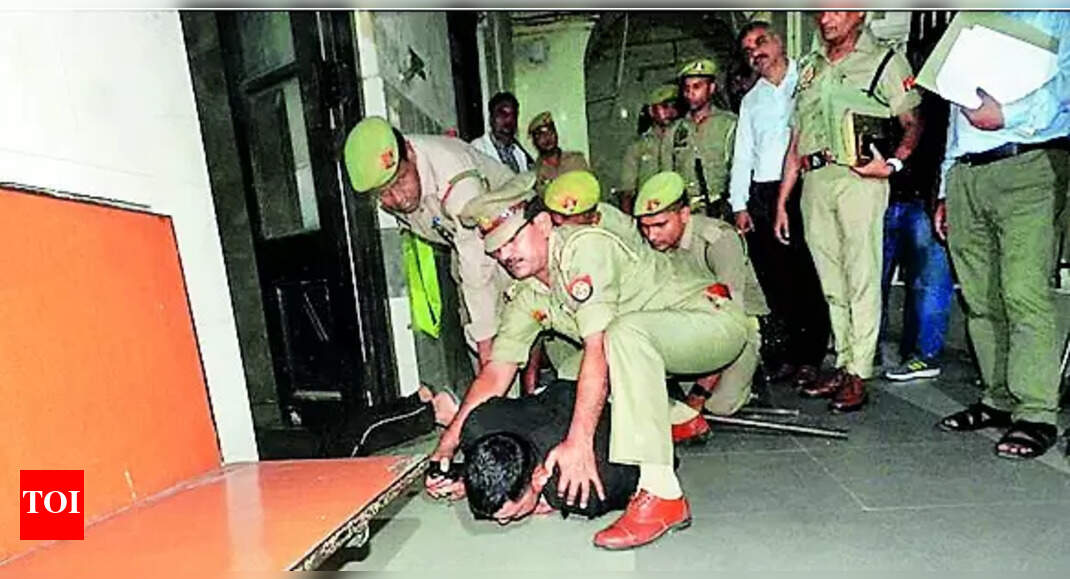 Cops Recreate Crime Scene Inside Court | Lucknow News - Times of India