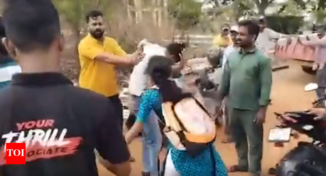 Karnataka girl hits a man with slippers for harassing her - Times of India