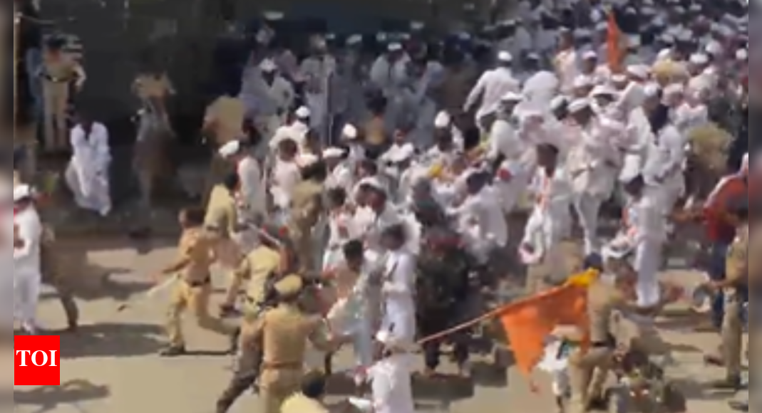 Argument Breaks Out Between Police And Warkaris Outside Temple In Pune