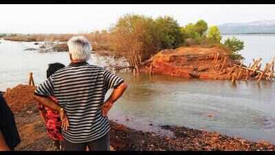 Process to plug breaches in main bundh at Azossim starts | Goa News ...