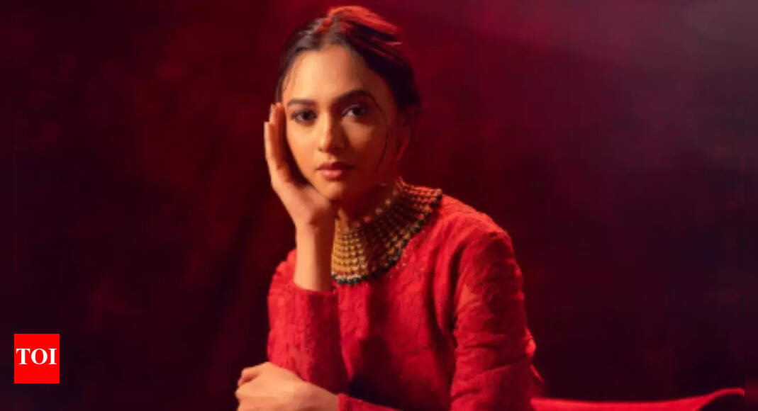 PIC! Alisha Prajapati shines bright in a ravishing scarlet | Gujarati ...