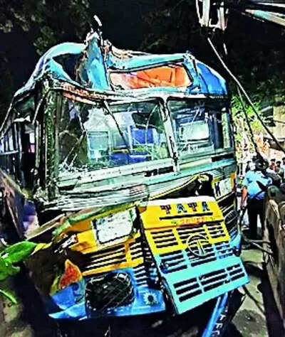 Racing Bus Hits Tree On Lenin Sarani | Kolkata News - Times of India