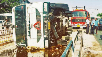 Traffic disrupted as oil tanker turns on its side in Kharadi | Pune ...