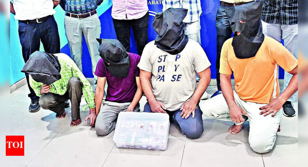 Four Of Irani Gang Caught, Posed As Fake Cops To Con | Surat News ...