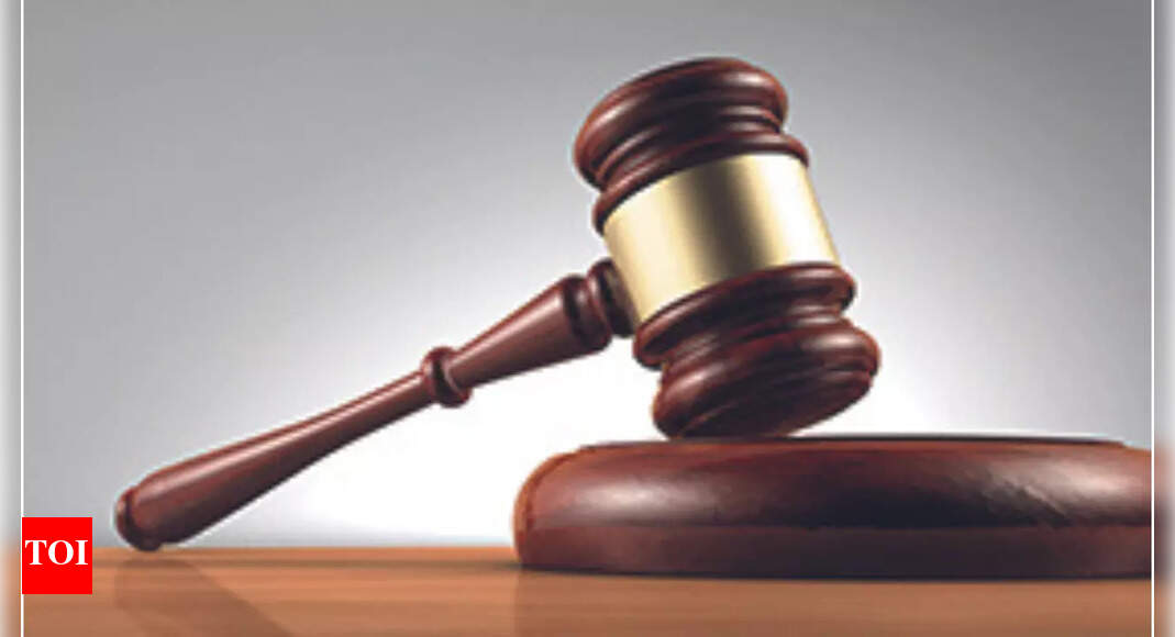 Police-lawyer nexus banner in court premises | Thane News - Times of India