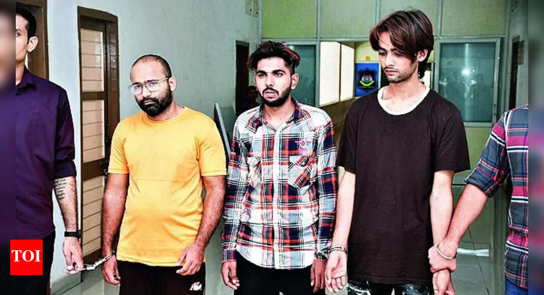 Gang Gang Snatching Mobile Phones Busted In Surat Three Held With