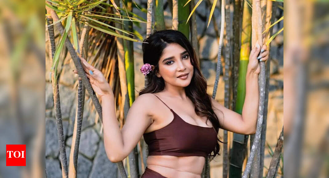 Actress Sakshi Agarwal sets the temperature soaring in maroon bikini; see pics - Times of India
