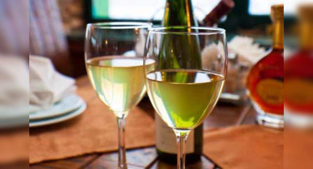 How to Drink Wine Like Pro (Beginner's Guide)