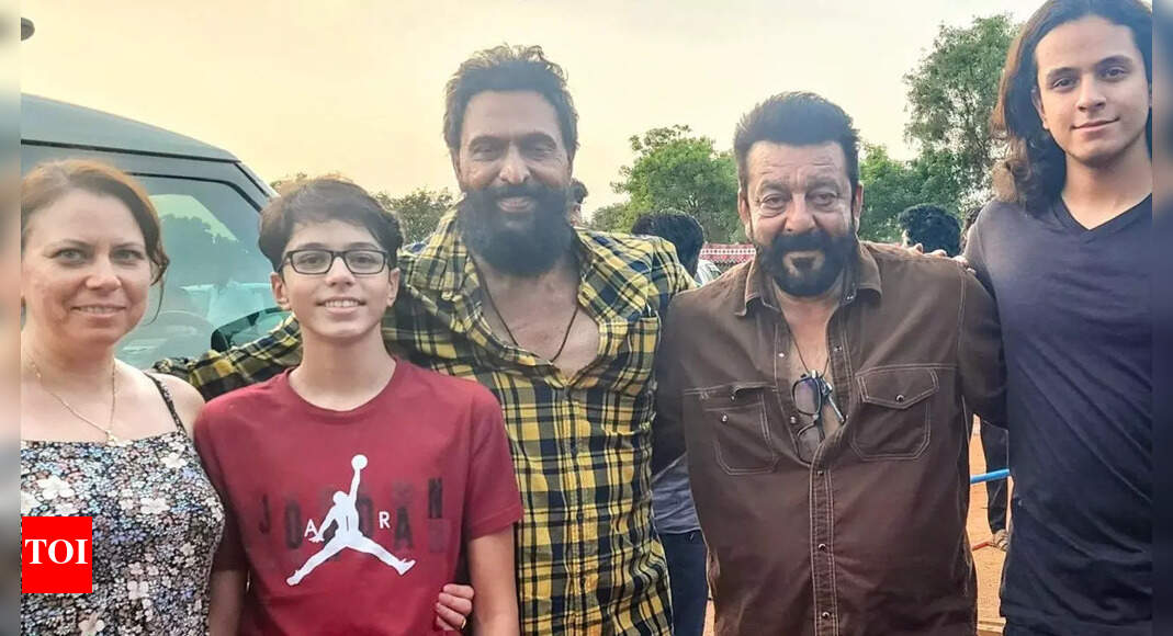 Babu Antony shares a picture with Sanjay Dutt from the 'Leo' set ... Babu Antony shares a picture with Sanjay Dutt from the 'Leo' set ...