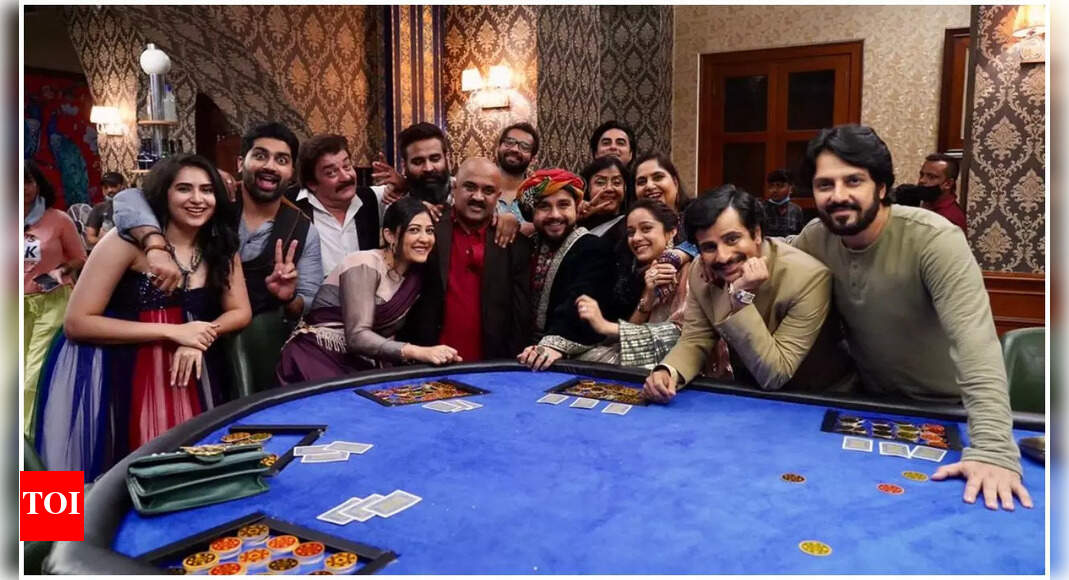 Director Viral Shah unveils the captivating BTS click of 'Gulaam Chor ...