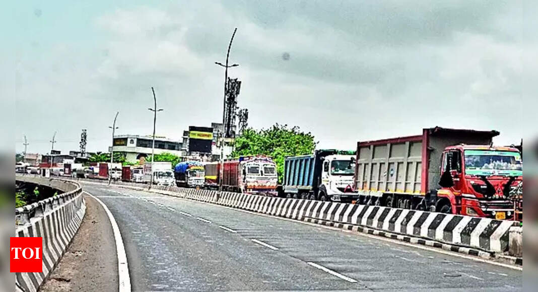 Dwarka: Traffic Snarl On Elevated Corridor Of Mumbai-agra Highway Near ...