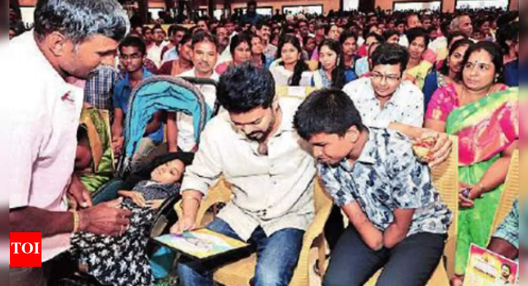 Choose a good leader, shun cash for votes: Actor Vijay to students ...