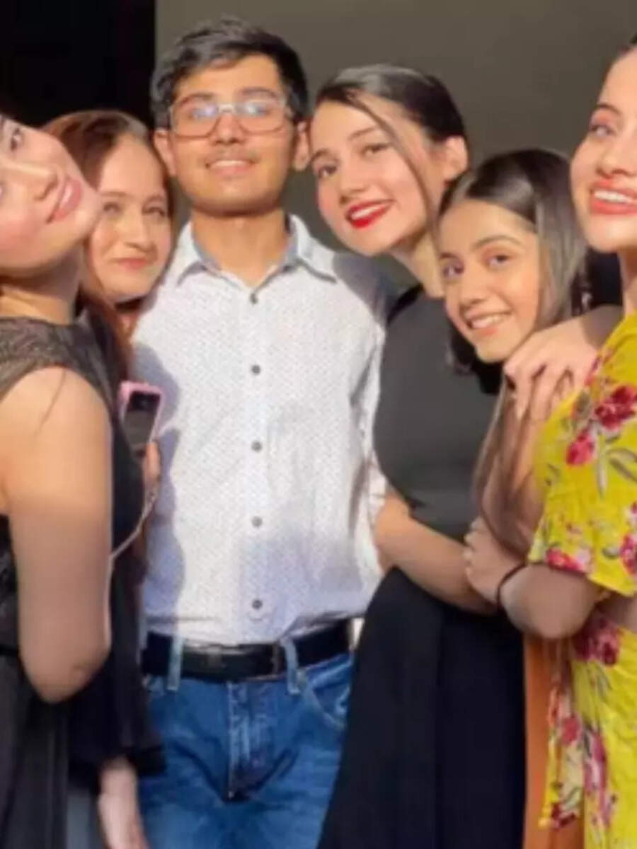 Meet Urfi Javed's Full Family: Doting Mom, Evergreen Grandma And Others ...