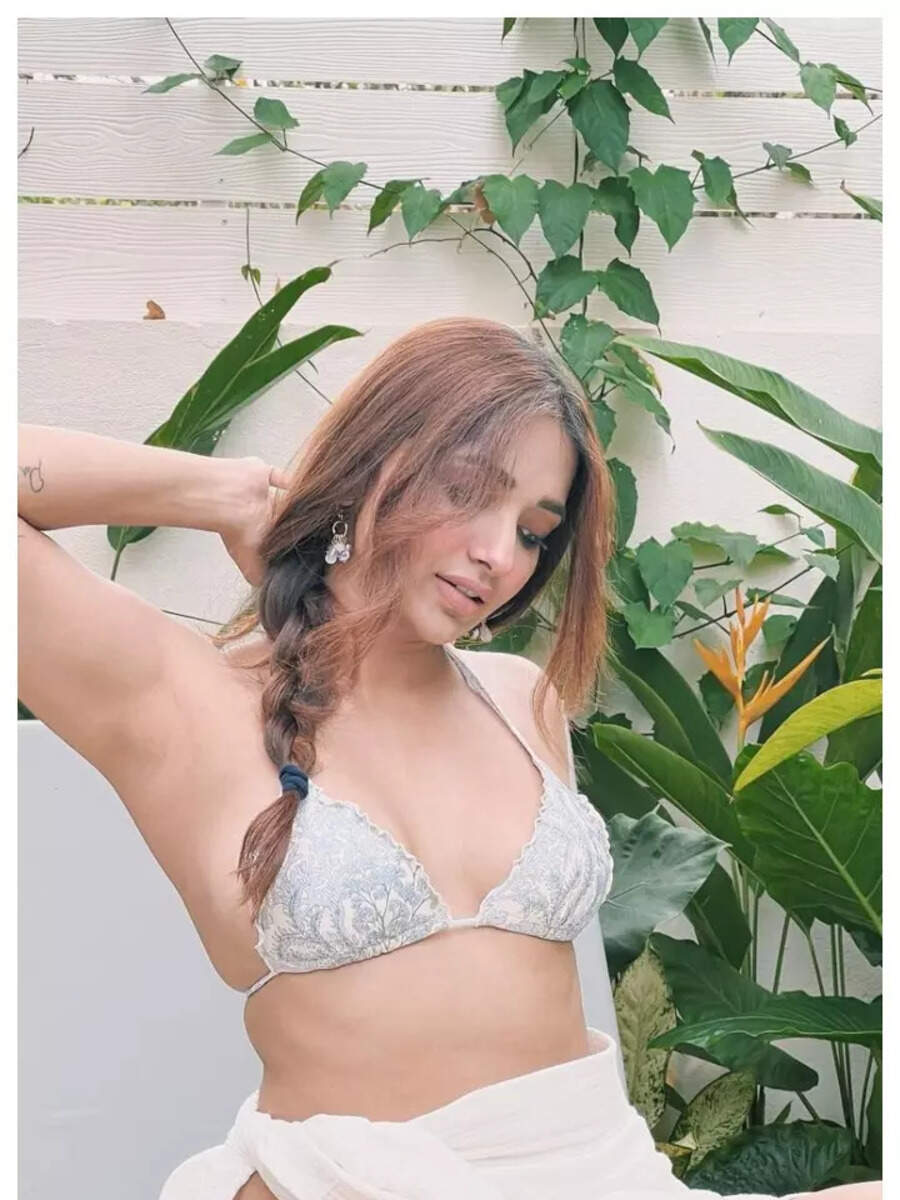 Times When Jiya Shankar Upped The Glam Game | Times of India