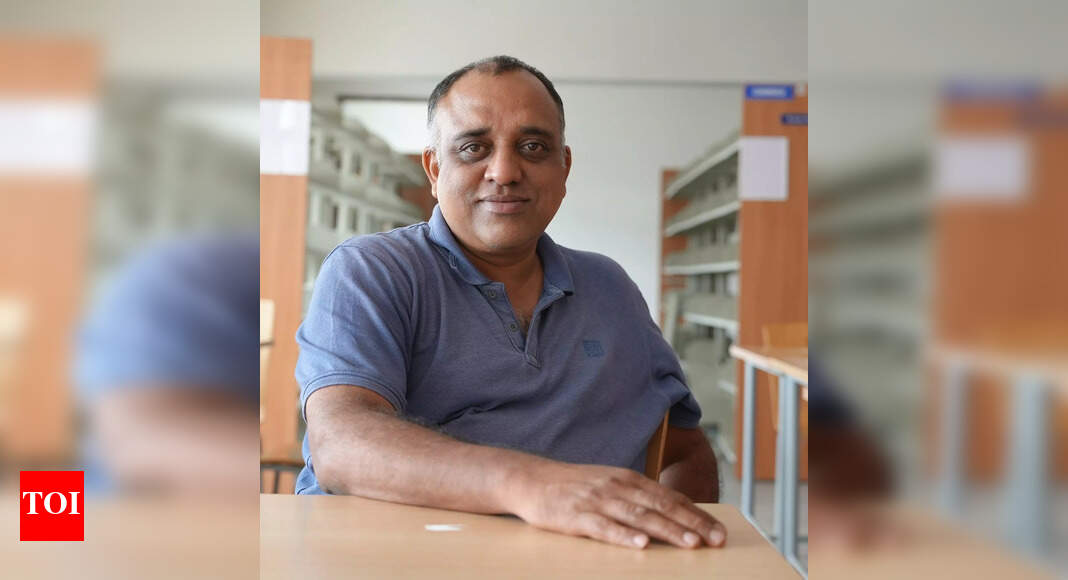 Haadu Beku Haadu song to energize common man | Kannada Movie News ...