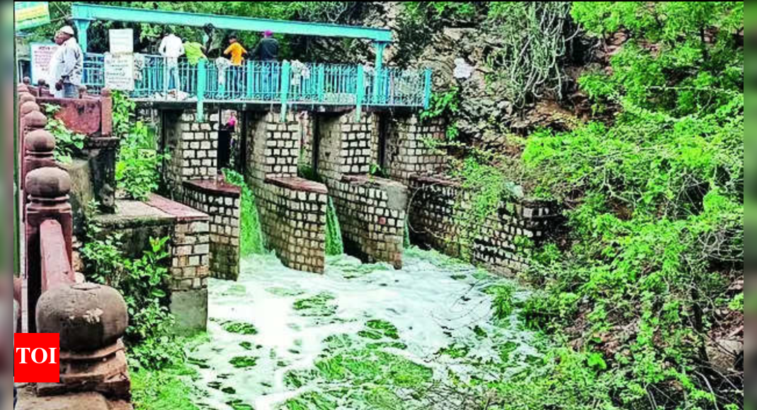 Ana Sagar Lake channel gates opened to release rainwater | Ajmer News ...
