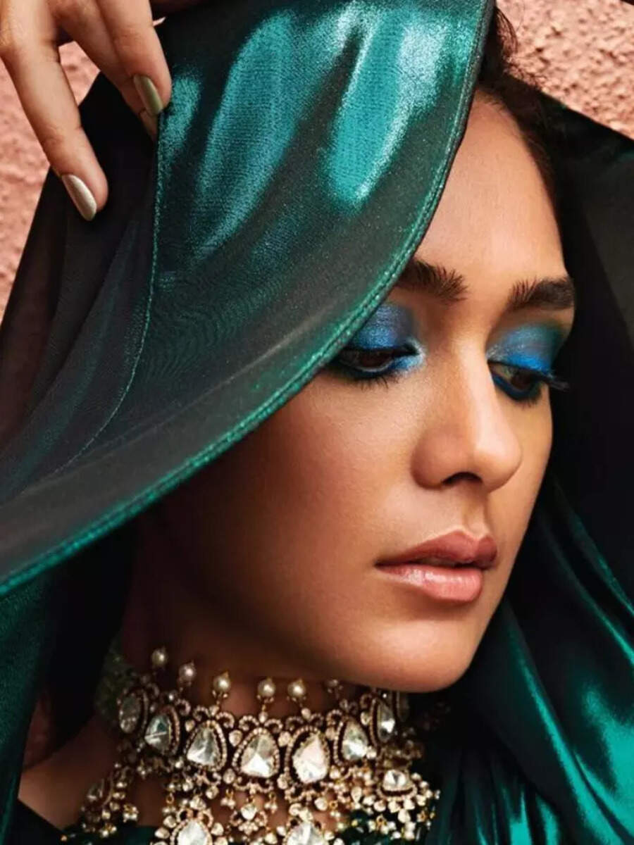 Scintillating makeup looks of Mrunal Thakur that you must recreate ...