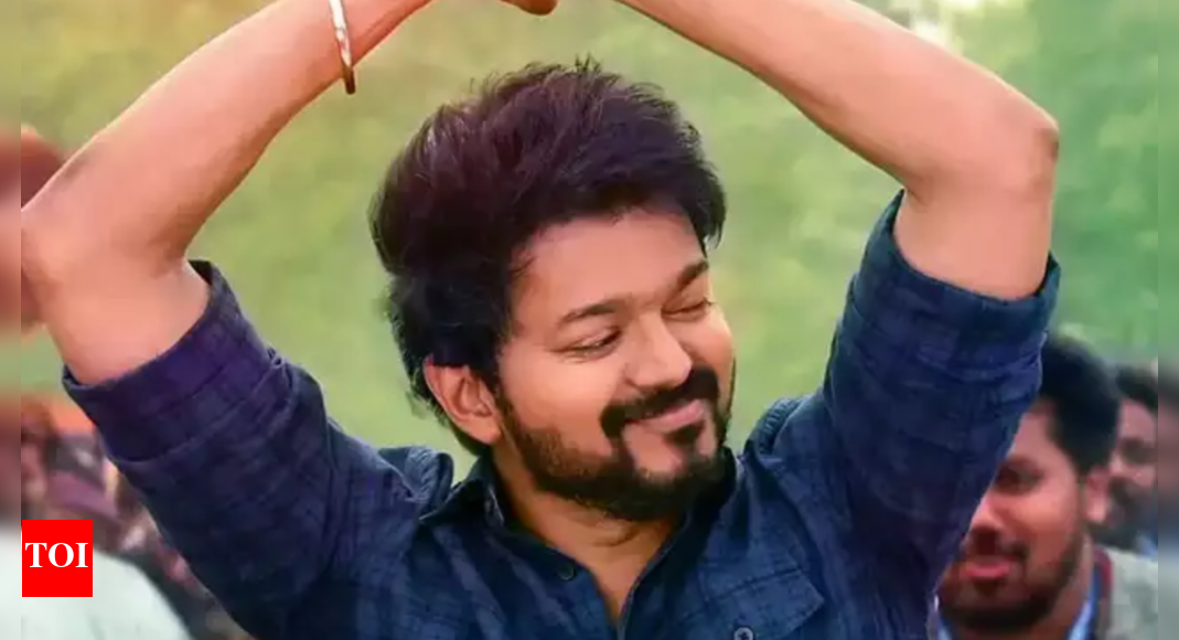 Vijay fans distribute gold rings to the newborn and biryani to people ...