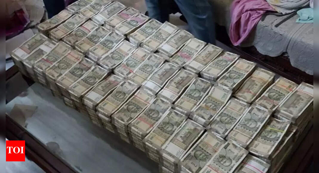Odisha officer's family members throw Rs 2 crore cash on neighbour's ...
