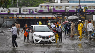Heavy rain in Mumbai leaves several areas waterlogged | Mumbai News - Times of India