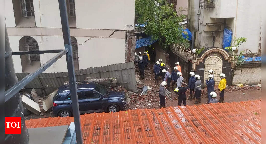Mumbai Building Collapse: Portion of building collapses in Ghatkopar, 2 feared trapped | Mumbai ...