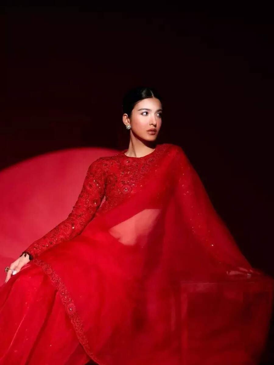Shanaya Kapoor is a vision of elegance in stunning red saree | TOIPhotogallery