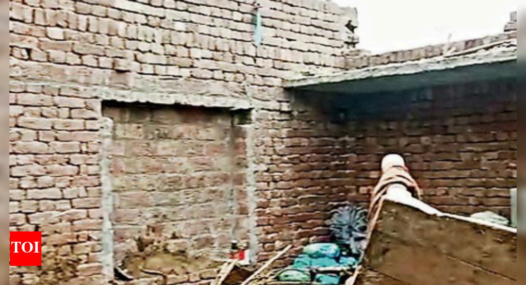 2 Kids Buried Alive After Roof Collapse, 3 Others Injured | Agra News ...