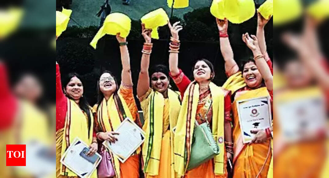 27 Toppers Awarded Gold Medals | Patna News - Times of India