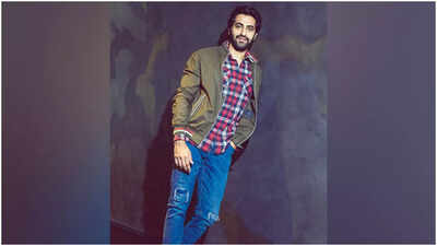 This is how Akshay Oberoi prepped up for 'Fighter' | Hindi Movie News ...