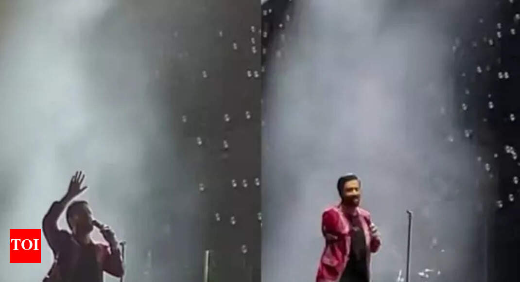 Atif Aslam forgets lyrics of Raj Kapoor's song "Jeena Isi Ka Naam Hai ...