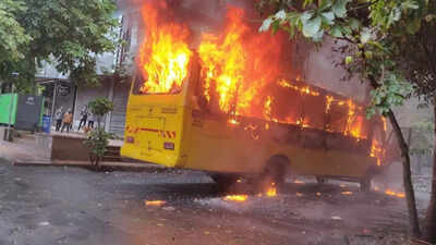 Maharashtra School Bus Fire: School bus carrying students catches fire in Palghar's Virar ...
