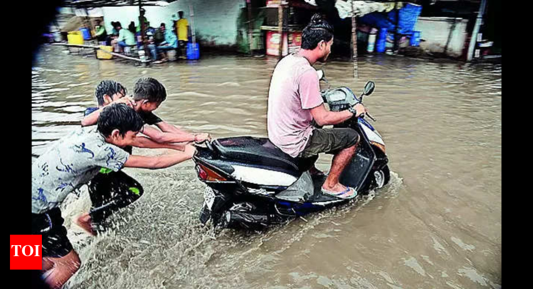300mm rainfall drowns roads, NH48 | Surat News - Times of India