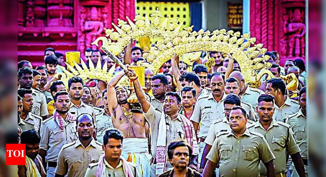 Devotees Revel In Sibling Deities’ Golden Avatar | Bhubaneswar News ...