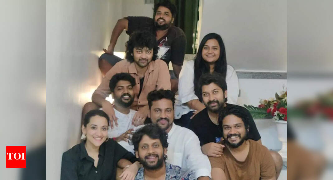 Kaana Kaanum Kalangal team reunites at Rio Raj’s house; the actor says ...