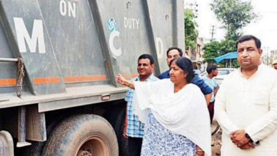 Mayor Seizes 9 Mcd Trucks Carrying Waste | Ghaziabad News - Times of India