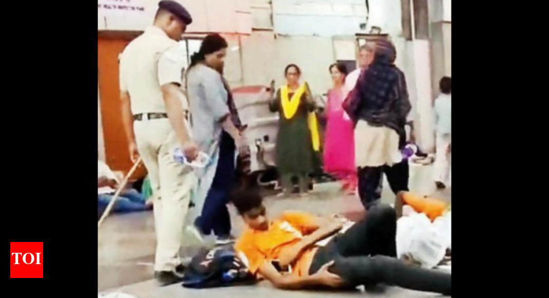 Rpf: RPF jawan pours water on people at Pune stn, faces flak | Pune ...