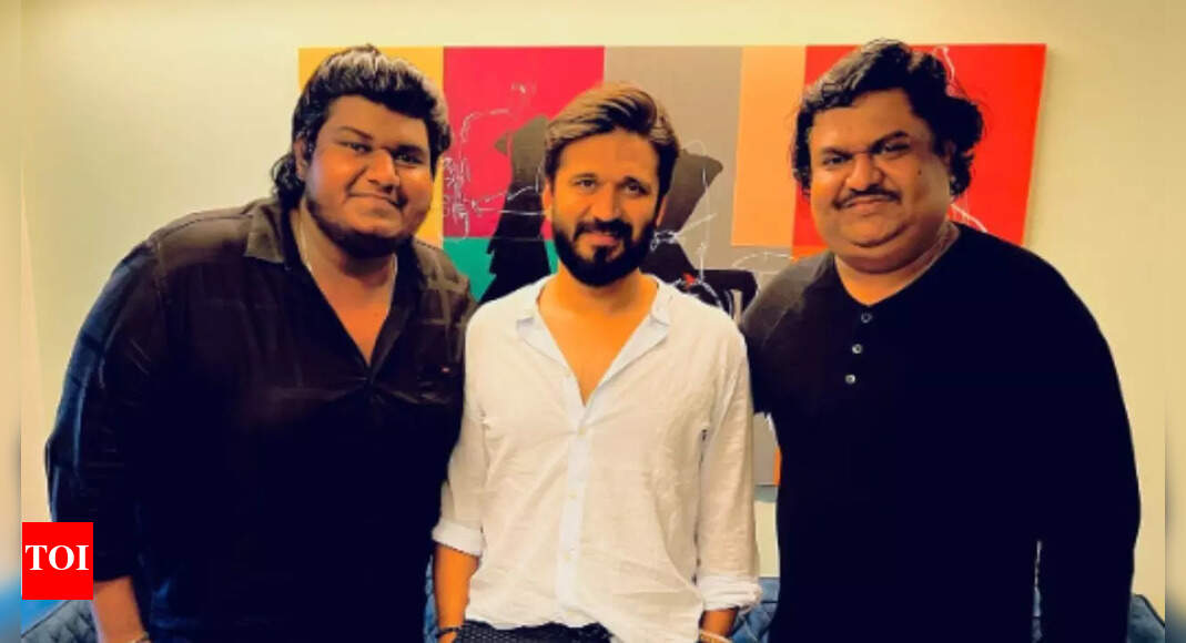 Singer Amir Mir joins with father Osman Mir and Amir Trivedi for a ...