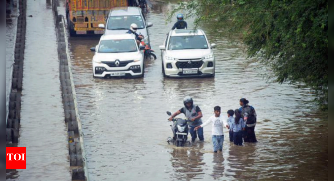 Clouds flatter to deceive in Delhi; Ggn goes under again | Delhi News ...