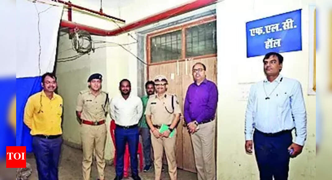 Patna: Patna Dm, Ssp Inspect Evm Warehouse At Phulwarisharif | Patna News - Times of India