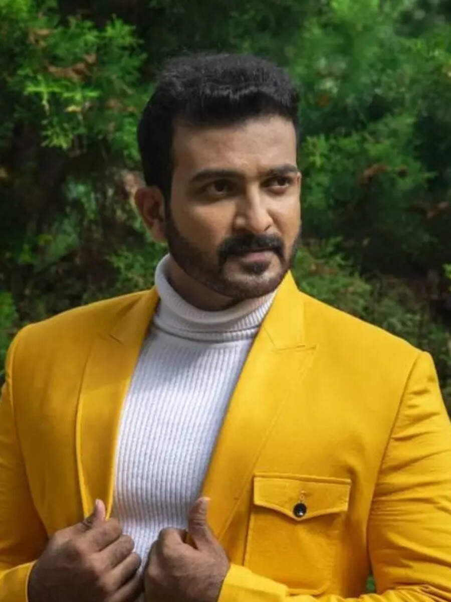 Dapper looks of Raghavendra N | Times of India