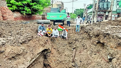 1 Buried Alive As Mound Caves In, 2 Survive | Chandigarh News - Times of India