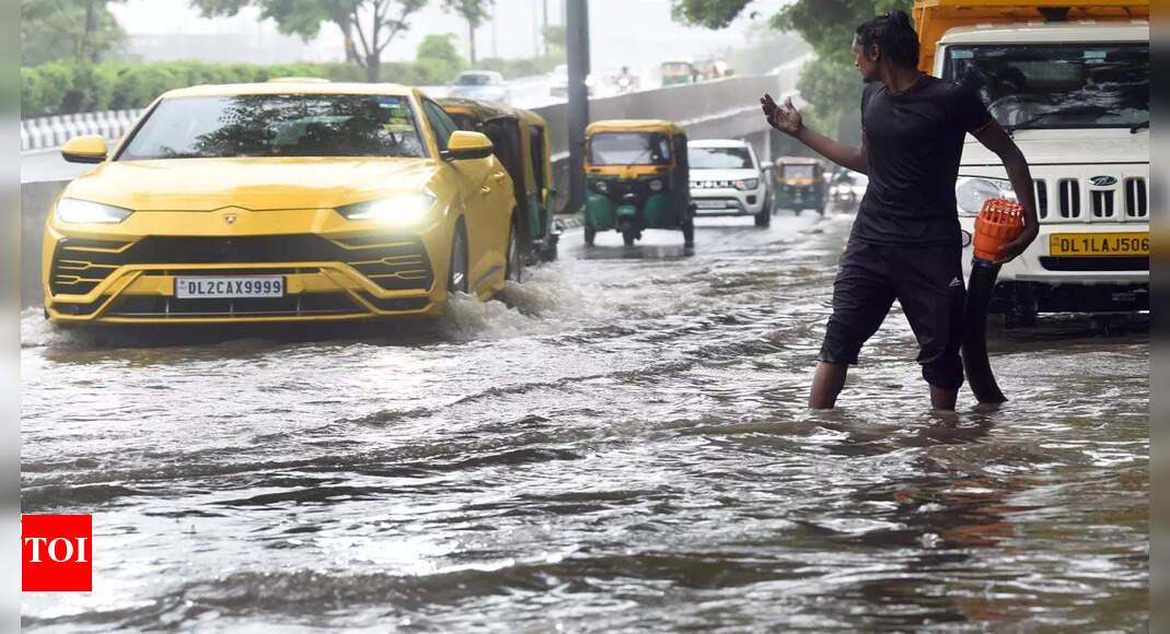 Delhi rain mayhem: Woman dies in ceiling collapse in Karol Bagh | Delhi ...