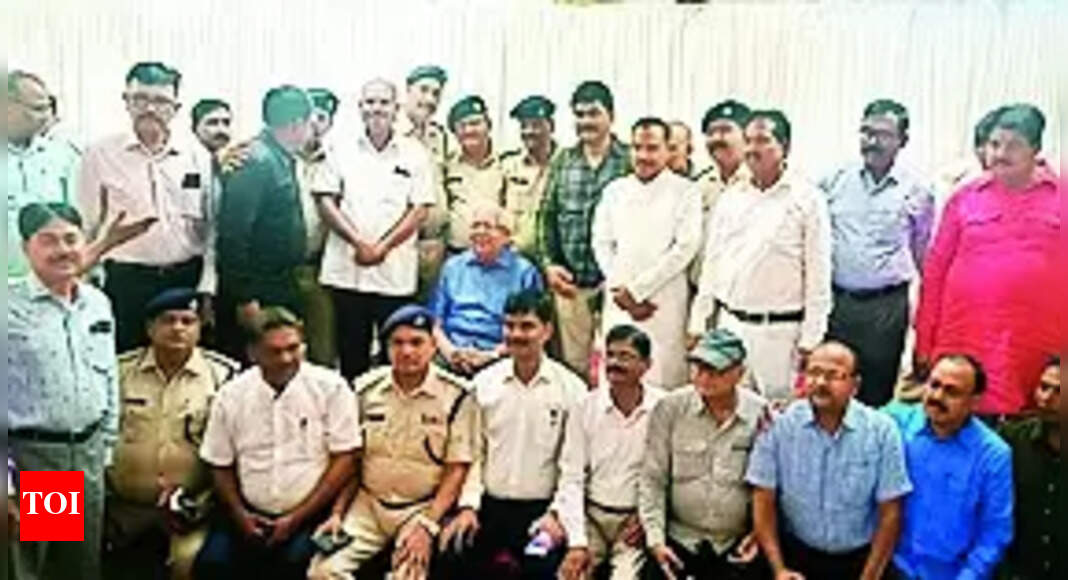 Police Officers Felicitate Training Unit’s Ex-principal | Ranchi News ...