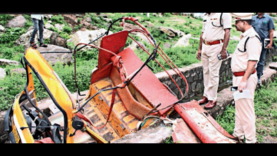 Vehicle Rams Auto In Adilabad, 4 Die | Hyderabad News - Times of India