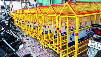 City Police Procure Sturdy ‘delhi’ Barricades For Better Nakabandi | Pune News - Times of India