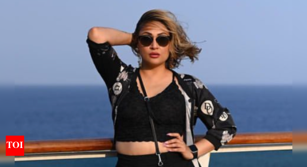 Naagin 6 fame Urvashi Dholakia throws a grand 45th birthday party ...