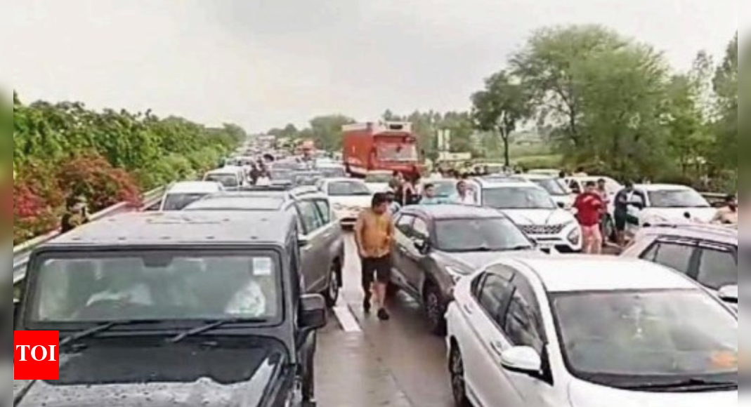 Yamuna Expressway: Villagers block Yamuna e-way after man dies in road mishap | Agra News ...