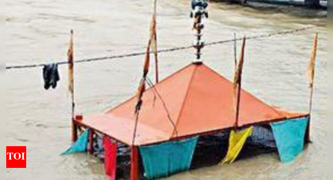 Rising pressure at Hathnikund barrage sparks flood alert for Yamuna ...