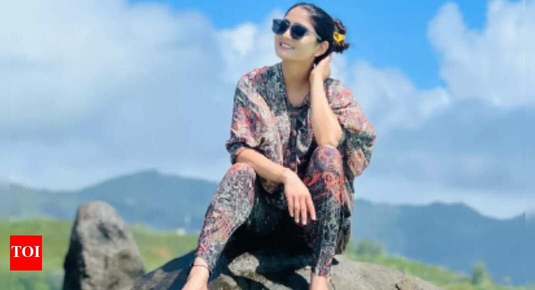 Geeta Rabari strikes a stylish pose amidst the blue ocean | Gujarati ...